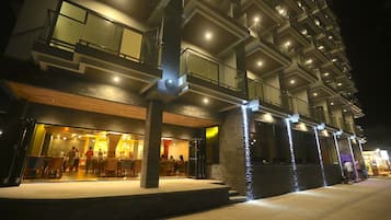 Fachada do alojamento (tarde/noite)