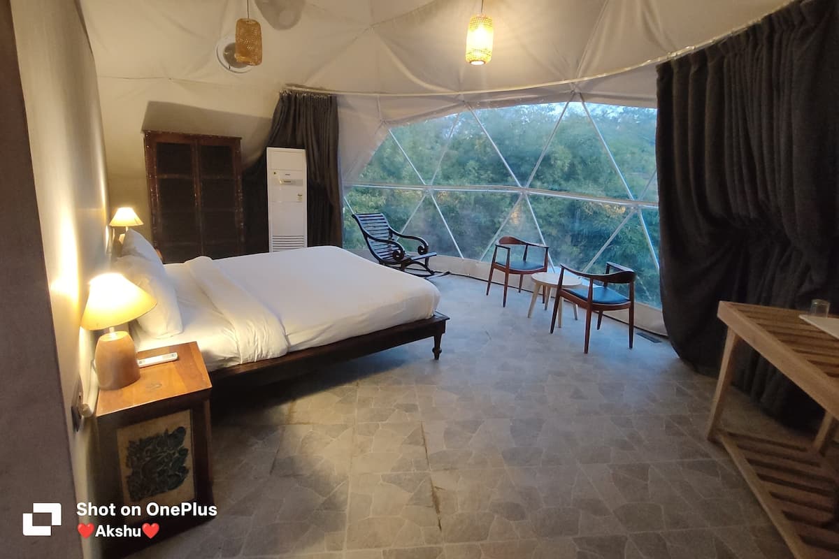 Quarto exclusivo | Individualmente decorados, individualmente mobiliados, escrivaninha