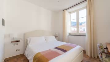 Quarto Duplo Superior | Cofre no quarto, secretária, cortinas/cortinados opacos