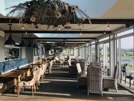 Pequenos-almoços servidos, cozinha britânica, com vista para o jardim 