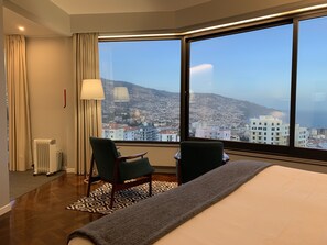 Apartamento panorâmico, sacada, vista para o mar | Vista para praia/oceano