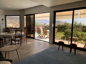 Apartamento premium, 1 quarto, terraço, vista para o mar | Área de estar | TV de tela plana