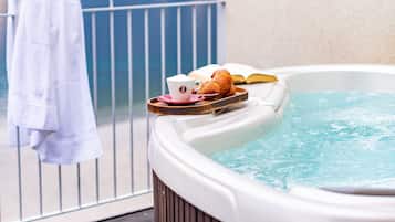 Quarto casal superior, banheira de hidromassagem, vista para o lago | Cofres nos quartos, escrivaninha, cortinas blackout