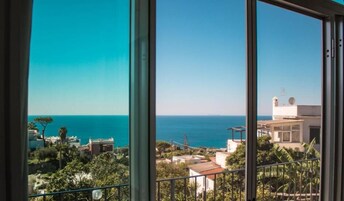 Quarto casal superior, sacada, vista para o mar | Escrivaninha, Wi-Fi de cortesia, roupa de cama