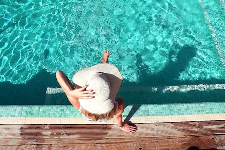 Piscina exterior, espreguiƧadeiras