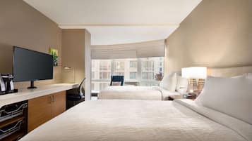 Quarto, 2 camas de casal, vista para a cidade | Cofres nos quartos, individualmente decorados