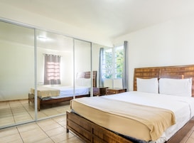 Apartamento família, sacada, ao lado da piscina | Escrivaninha, ferros/tábuas de passar roupa, Wi-Fi de cortesia