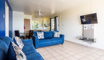 Apartamento família, sacada, ao lado da piscina | Área de estar