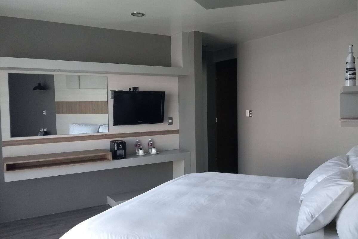 Standard Room 1 King Bed or 2 Double Beds (subject to availability) | Cofre no quarto, ferro/tábua de engomar, Wi-fi grátis