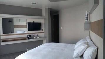 Standard Room 1 King Bed or 2 Double Beds (subject to availability) | Cofre no quarto, ferro/tábua de engomar, Wi-fi grátis 