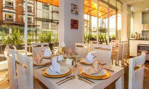 Café da manhã, almoço e jantar; culinária peruana