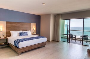 Cofres nos quartos, escrivaninha, ferros/tábuas de passar roupa