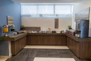 Café da manhã com buffet grátis todos os dias