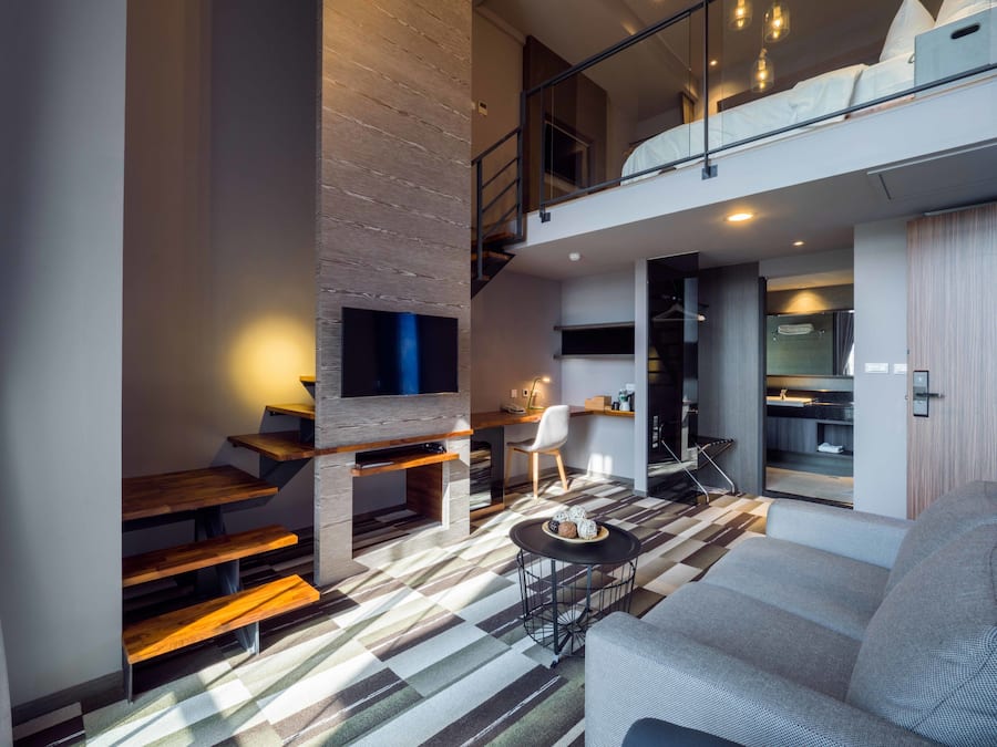 Loft grand | Edredons de pluma, escrivaninha, cortinas blackout