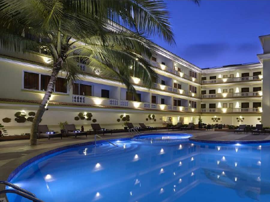 Piscina exterior, espreguiçadeiras