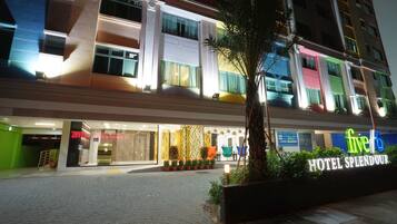 Fachada do alojamento (tarde/noite)