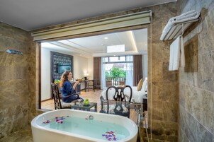 Produtos de higiene exclusivos, um secador de cabelo, roupões, chinelos 
