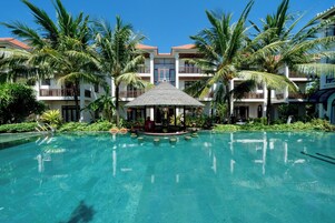 Piscina externa, guarda-sóis, espreguiçadeiras