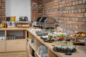 Pequeno-almoço tipo buffet diário mediante uma taxa 