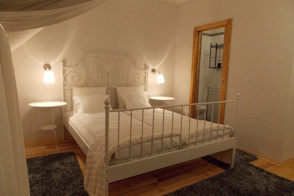 Cofre no quarto, com decoração personalizada