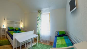 Cofre no quarto, com decoração personalizada