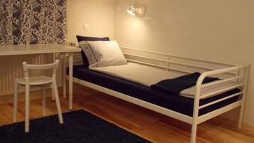 Cofre no quarto, com decoração personalizada