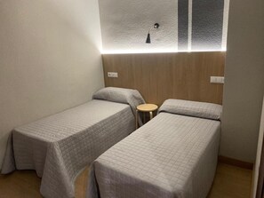 Ferros/tábuas de passar roupa, camas extras/dobráveis (sobretaxa)