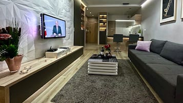 Apartamento Comfort, varanda, vista para o pátio | Sala | TV de ecrã plano