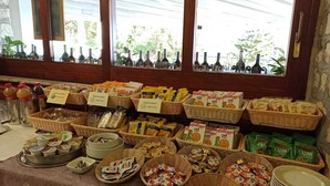 Mesa de buffet com diversos alimentos e acompanhamentos.