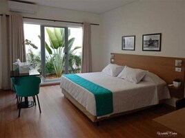 Frigobar, cofres nos quartos, escrivaninha, Wi-Fi de cortesia