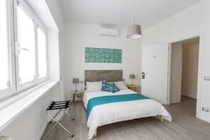 Quarto casal | Roupas de cama premium, edredons de pluma, escrivaninha