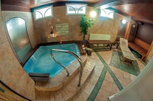 Sauna seca, banheira de hidromassagem, massagens com pedras quentes