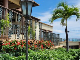 Terraço com espreguiçadeiras