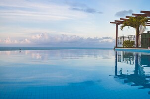 2 piscinas externas, guarda-sóis, espreguiçadeiras