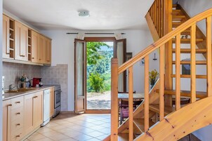 Villa, 2 quartos (Delfi) | Cozinha privada | Uma cafeteira/bule, um frigorífico/congelador grande, um forno 