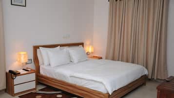 Suite Standard | Roupa de alta qualidade, cofre com capacidade para portátil, secretária