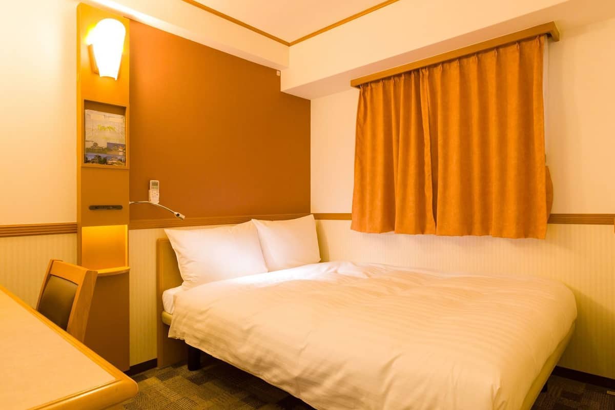 Escrivaninha, ferros/tábuas de passar roupa, Wi-Fi de cortesia