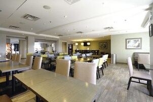Café da manhã com buffet grátis todos os dias