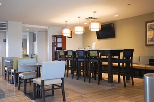Café da manhã com buffet grátis todos os dias