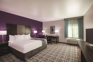 Quarto, 1 cama king-size, acessível, não fumadores (Mobility,Hearing,Roll-In Shower) | Secretária, ferro/tábua de engomar, berços/camas para crianças grátis 