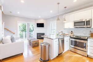 Suite, 1 quarto, lareira (No Pets) | Sala de estar | TV de ecrã plano 