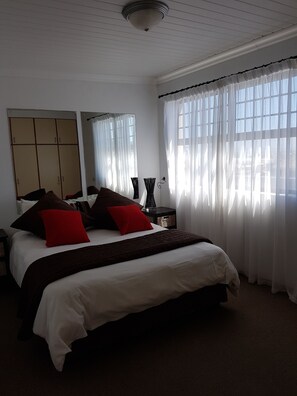 Apartamento panorâmico, 2 quartos | Roupas de cama premium, cofres nos quartos, escrivaninha