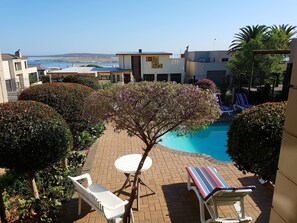 Piscina externa, espreguiçadeiras
