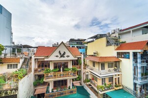 Edifício com várias andares, varandas, um pátio central e um distinto emblema de águia.