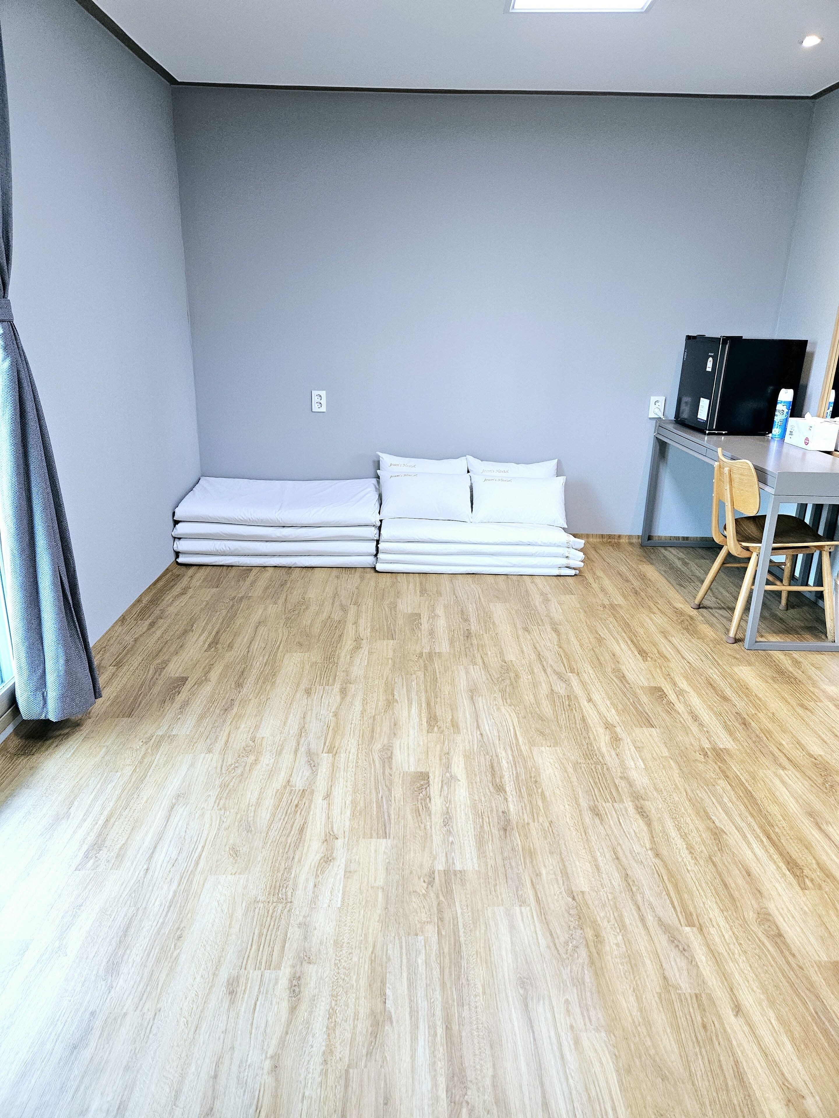 Escrivaninha, espaço de trabalho para notebook, cortinas blackout