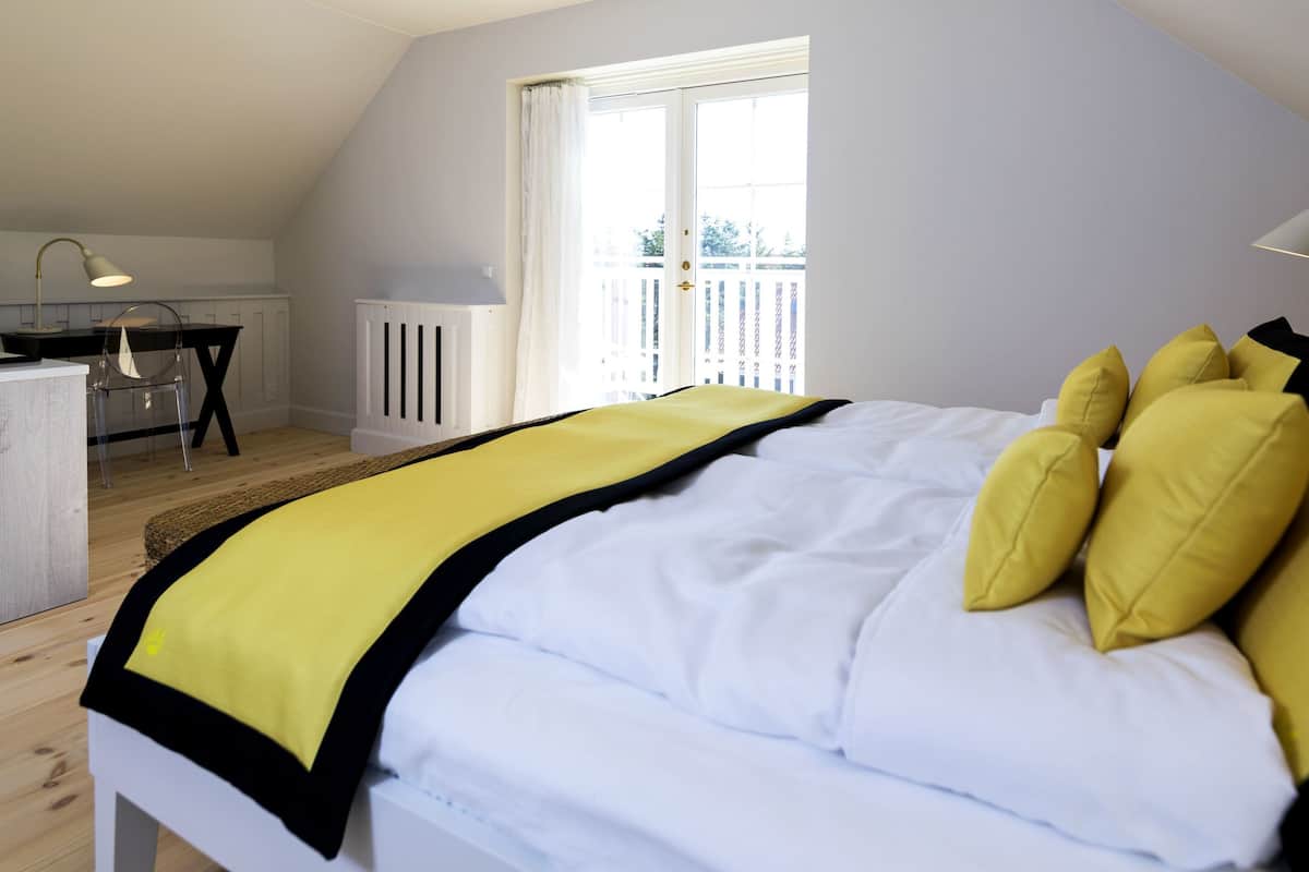 Quarto casal luxo | Roupas de cama antialérgicas, edredons de pluma, frigobar