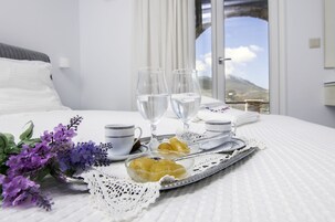 Quarto Triplo Deluxe, vista para o mar | Cofre no quarto, secretária, cortinas/cortinados opacos