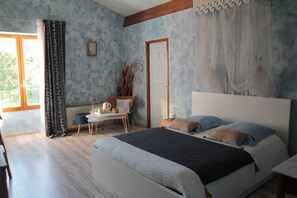 Quarto Duplo | Com decoração personalizada, com mobília individualizada 