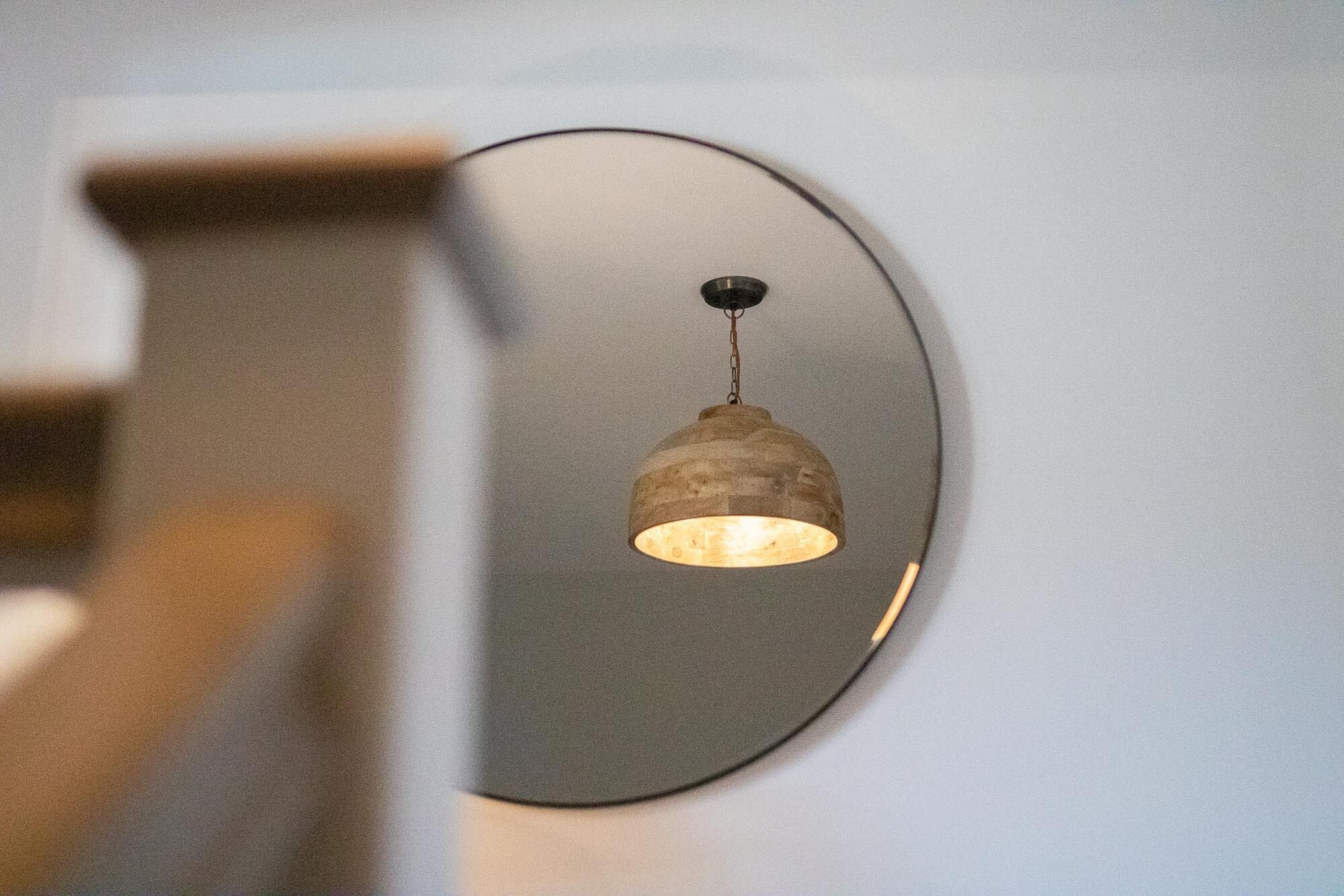 Luminária pendente com cúpula texturizada suspensa no teto.