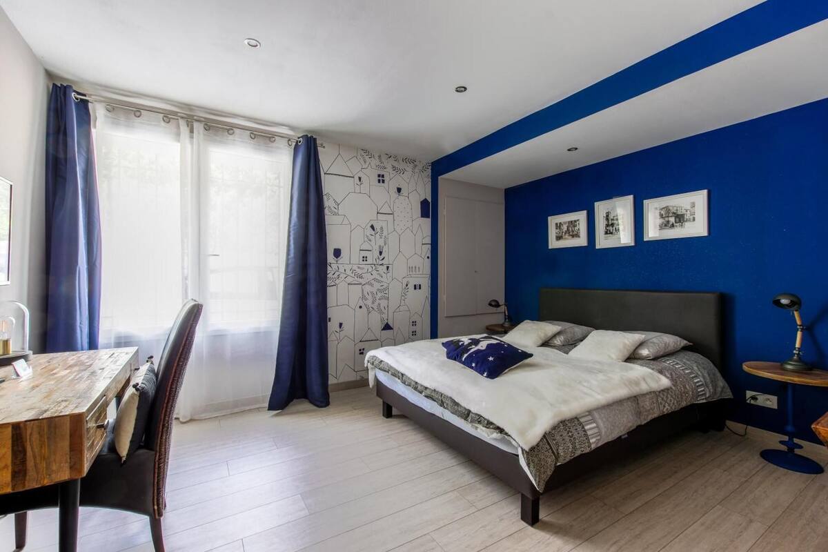 Quarto com cama, escrivaninha e cadeira.
